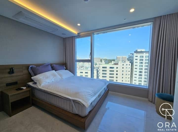 C) Luxurious Flat - Seúl