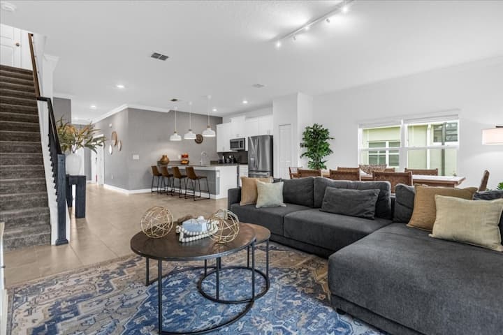 5 Bedrooms/ 4 Bathrooms/ Storey Lake (4411 Sl) - Kissimmee, FL