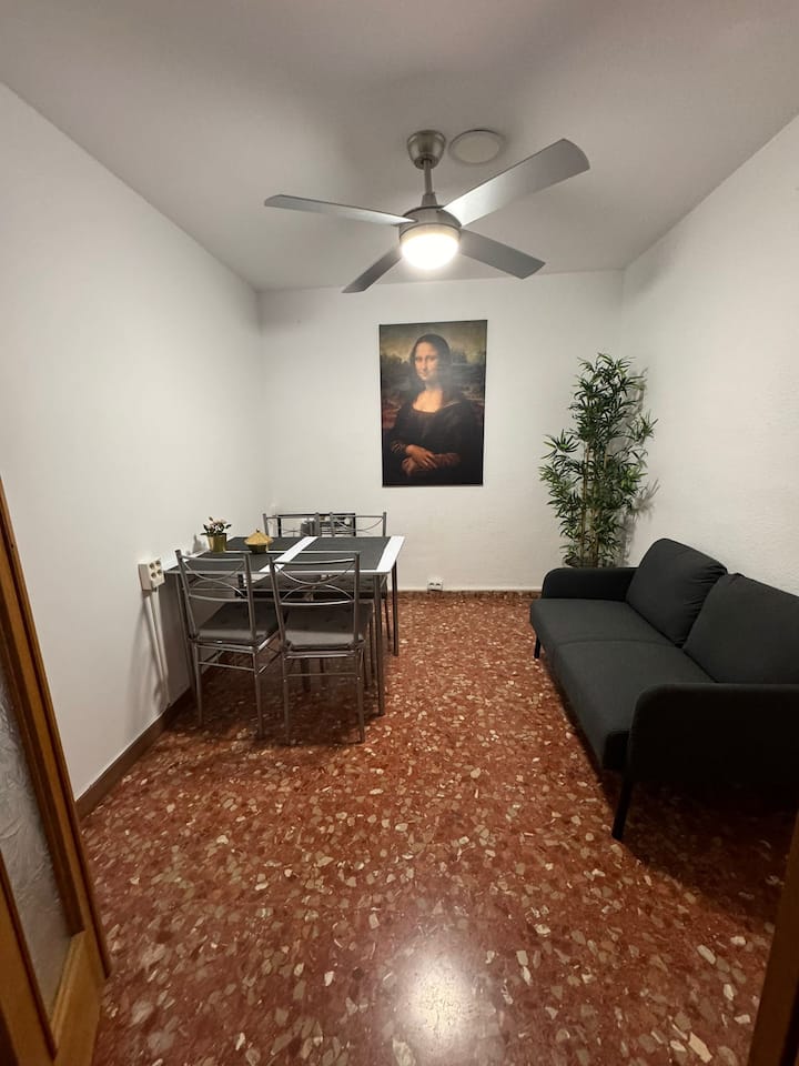 Habitación Privada, Bien Ubicada Y Confortable. - Valencia