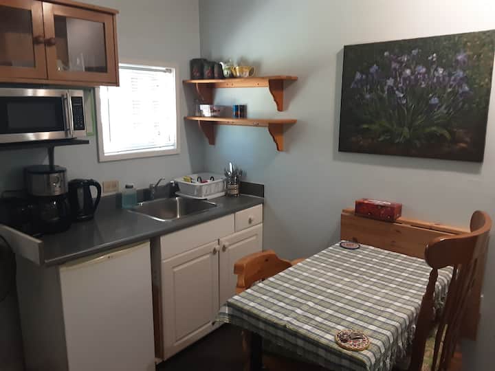 Cozy & Independent Suite Near Uvic - カナダ ビクトリア