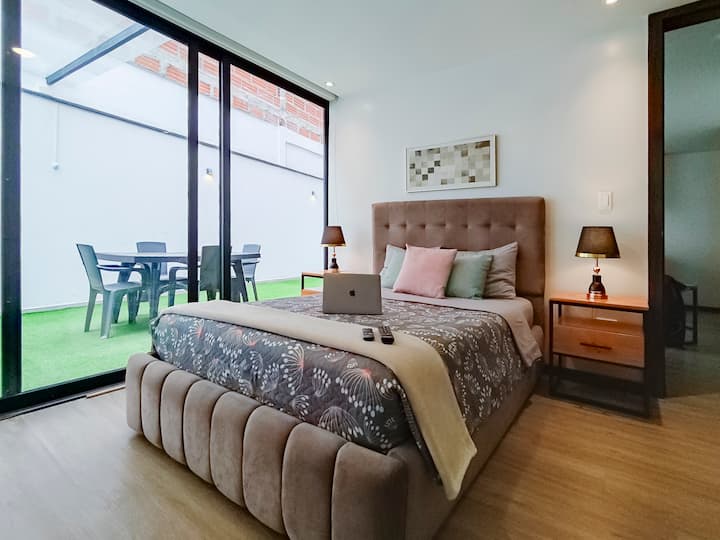 Centric & Elegant W/ Garage - Cuenca