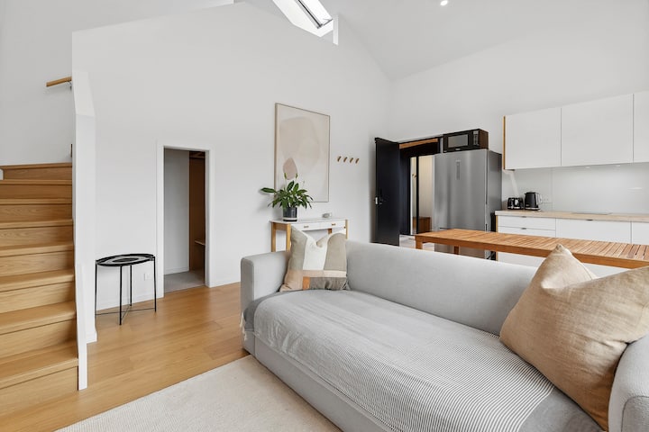 Cleland Loft, Sunny Mountain Hideaway - Wanaka