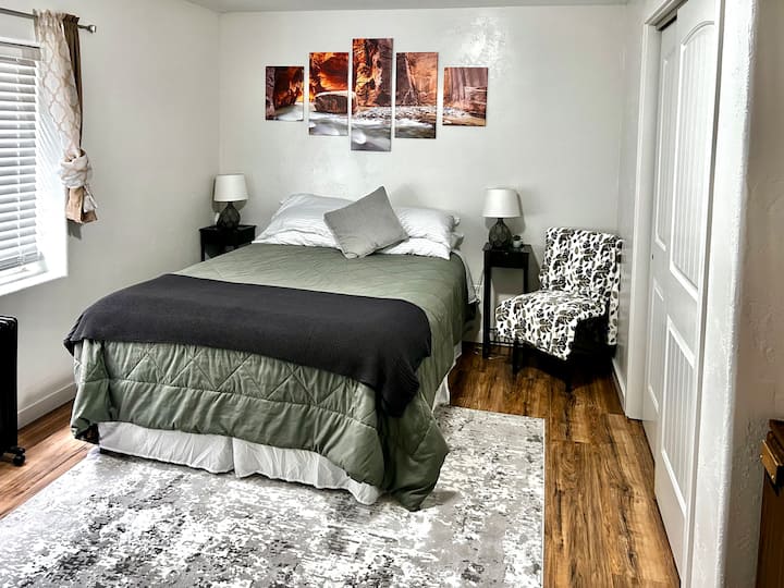 Zion Room At Parks Place - 1 Queen 1 Twin - Cedar City