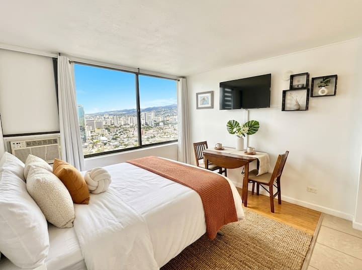 Waikiki 2/2 Deluxe Double Suite Partial Ocean View - Honolulu, HI