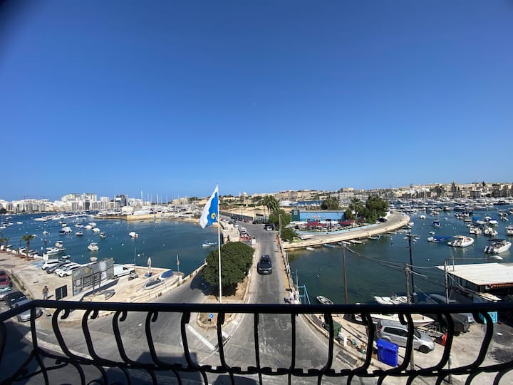Seafront Apartment With Balcony - La Valette
