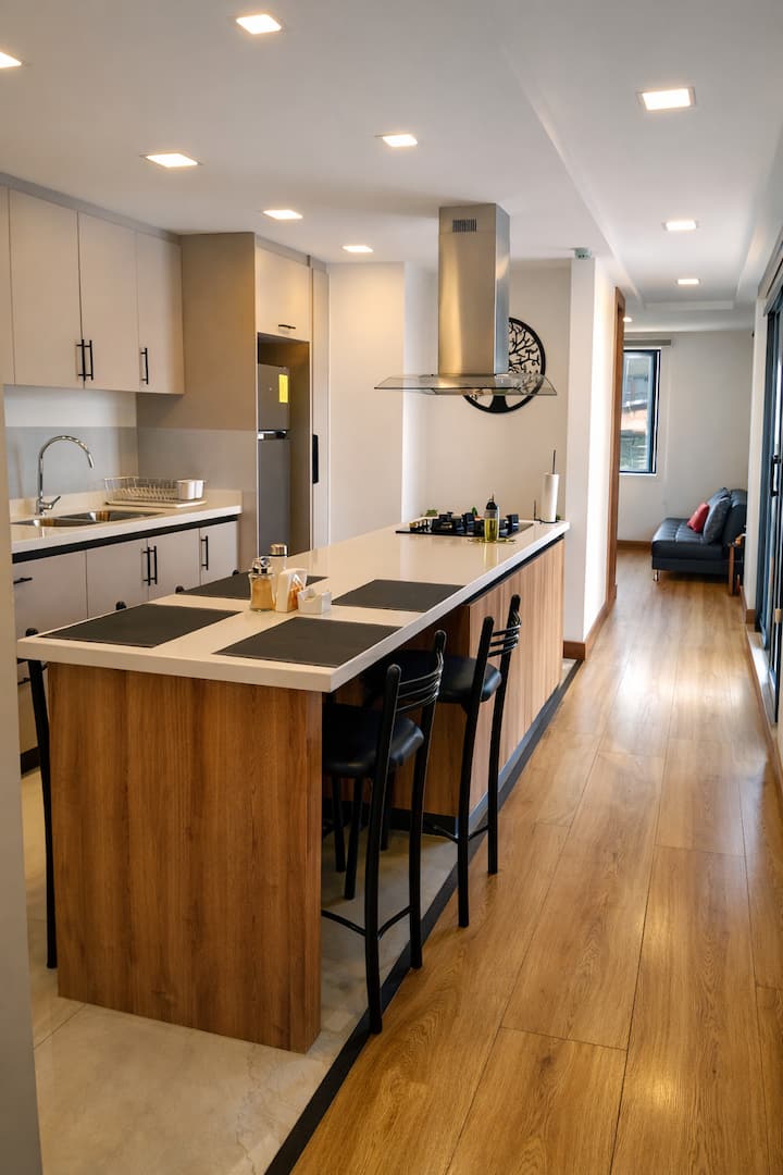 Suite Moderna Con Balcón, Vista Y Parqueadero - Cuenca