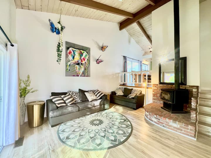 Beautiful Split-level Loft House In The Trees! - Lake of the Pines, CA