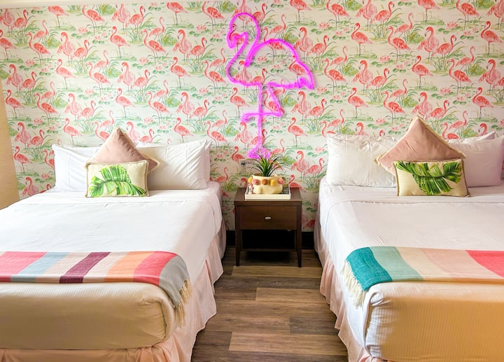 The Pink Flamingo *Free Parking* 9 Min To Falls~ - Niagara Falls