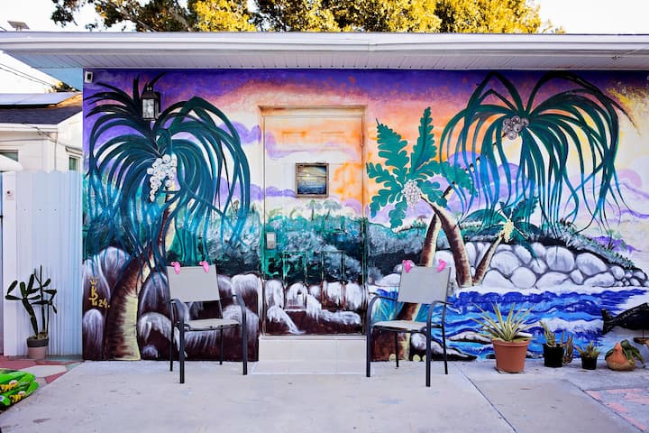St Tropical Studio Retreat Spacious Outdoor Oasis - St. Petersburg, FL