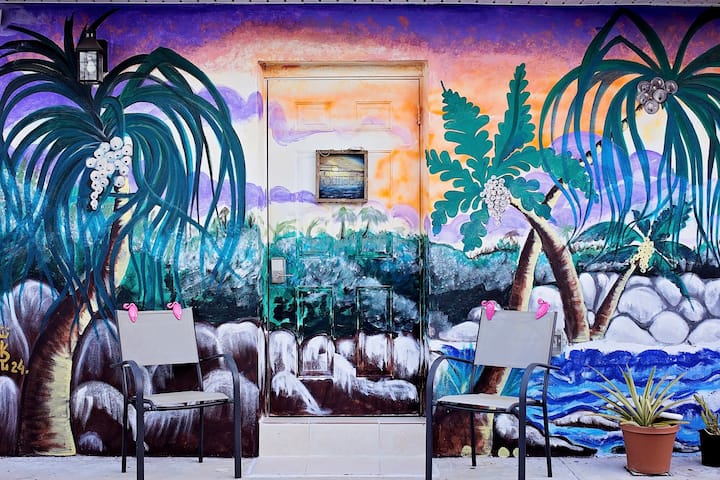 Sr Tropical Studio Retreat Spacious Outdoor Oasis - St. Petersburg, FL