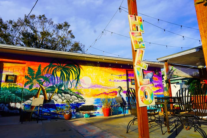 Sr Tropical Studio Retreat Spacious Outdoor Oasis - St. Petersburg, FL