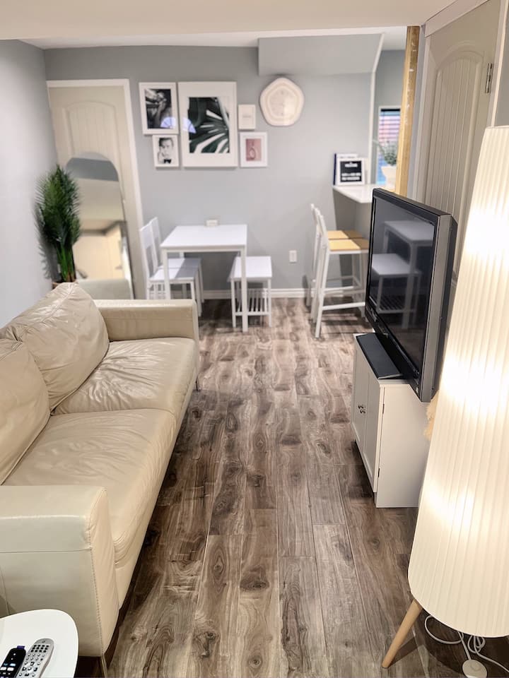 Quaint And Cozy 2 Bedroom Suite - Vancouver