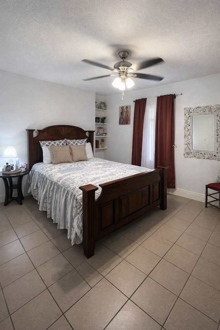 Estancia Queen 1 - Laredo, TX