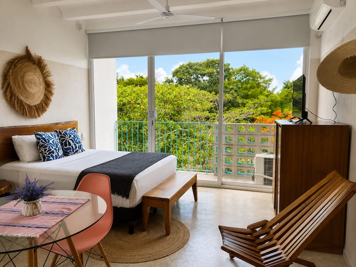 Chic Downtown Stay | Pool & Scenic Park Views - Cancún