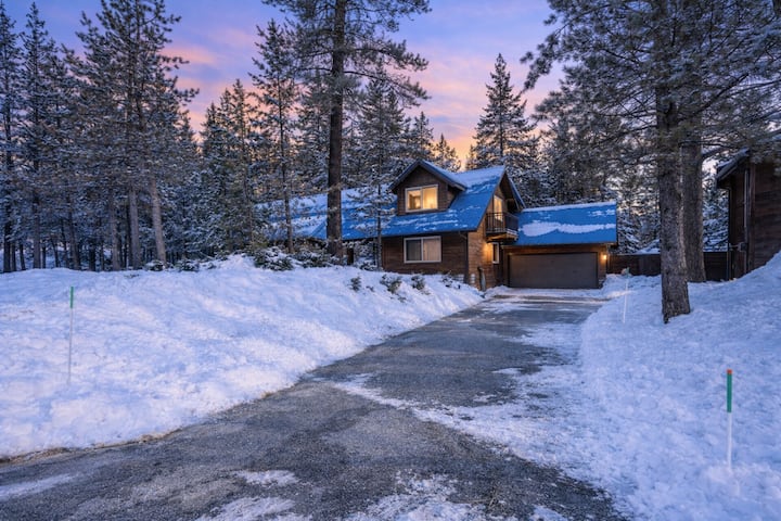 Black Bear's Den: Hot Tub, Game Loft, By Heavenly - South Lake Tahoe, CA