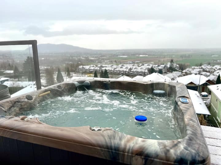 Hilltop Suite With Breathtaking Views + Hot Tub - Chilliwack