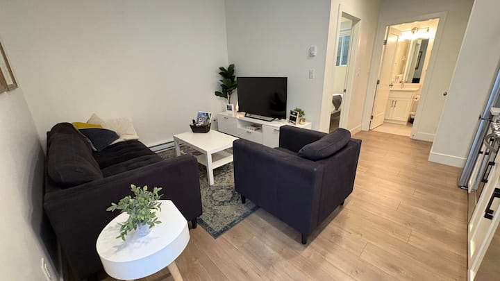 Trail Side Retreat- Beautiful New 1 Bdrm Suite! - Chilliwack