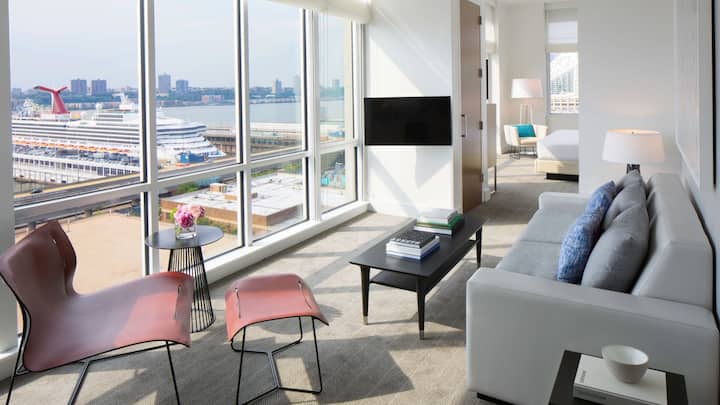 Spacious Suite With River Views! Pets Allowed! - New York City