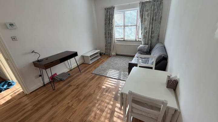 Bright & Spacious Flat – Easy London Access - Staines-upon-Thames