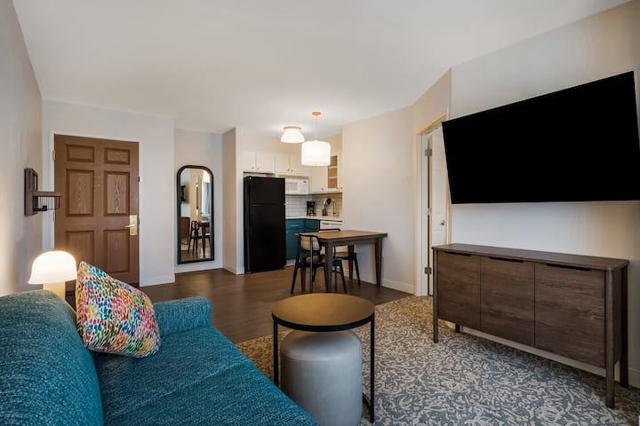 Pet-friendly Hotel With Free Breakfast And Pool! - San Diego, CA