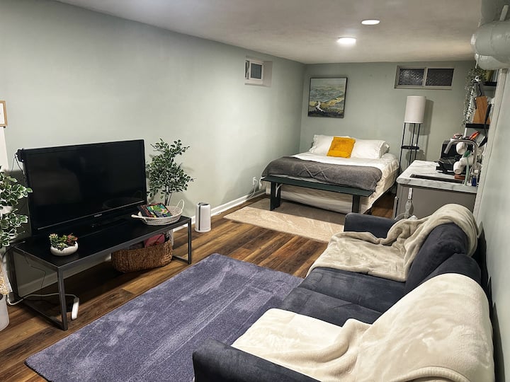 The Happy Place: A Clean, Queen Basement Suite - Omaha, NE