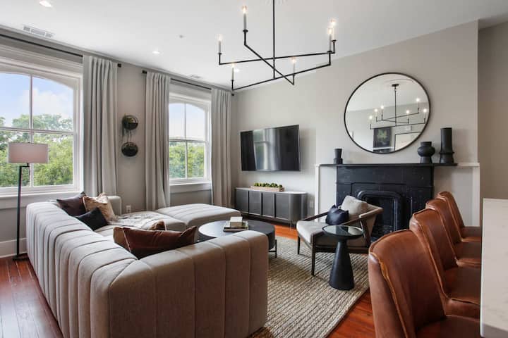 Restored 1800's Condo | Downtown Savannah - Savannah, GA
