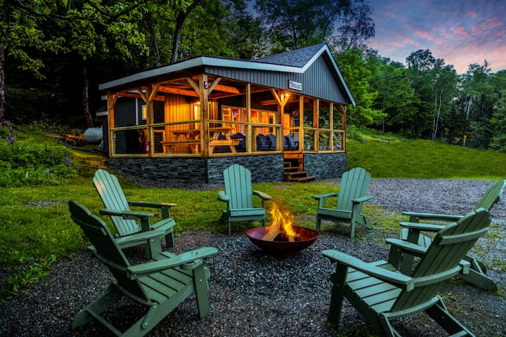 Lawrence's Lakeside Cabins | 'Twilight' Waterfront - Mount Kineo State Park, Greenville
