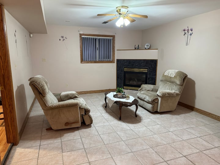 One Spacious Room In Lower Level Luxury Home - Leamington