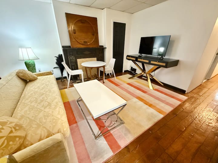 2 Bedroom Bloomfield Apt - Pittsburgh, PA