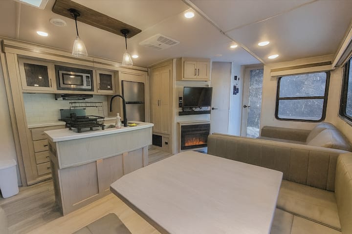 Cozy Winter Camper • Minutes To Revelstoke - Revelstoke