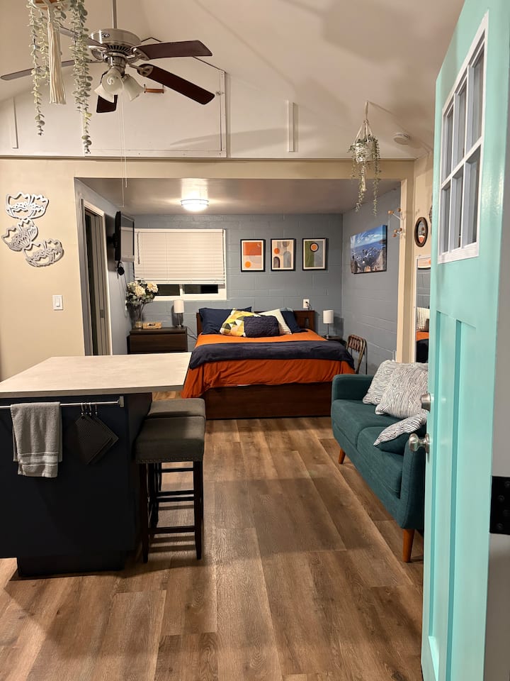 Stylish Studio, Full Kitchen - Sacramento, CA