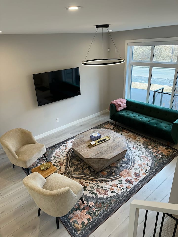 Ombré Home –A Stylish & Cozy Retreat For Your Stay - 卡加利