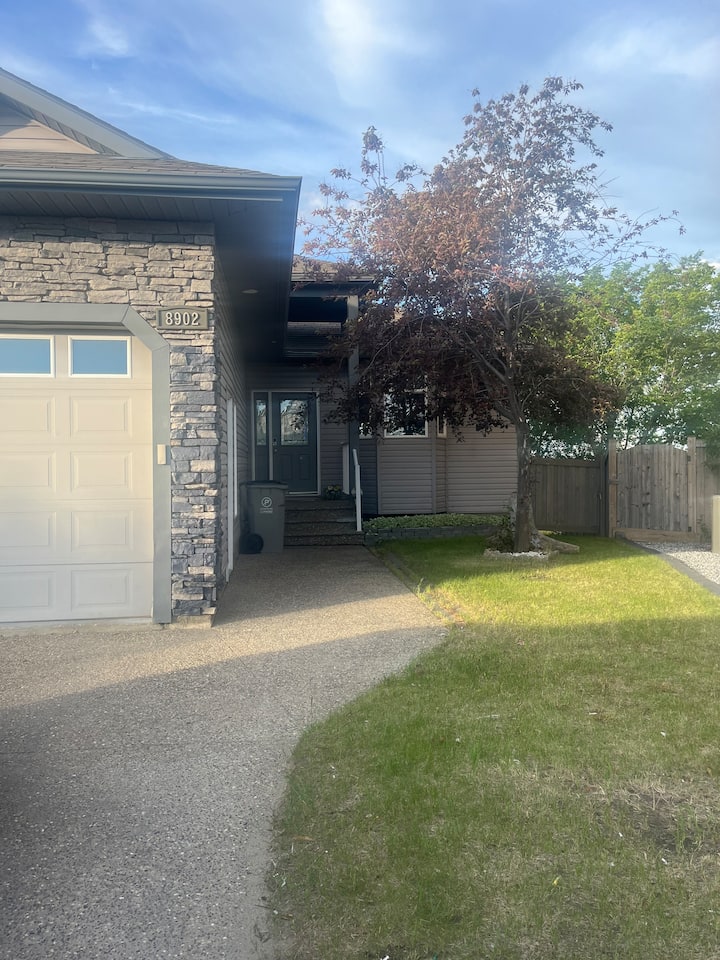 Executive Pet Friendly Home. - Grande Prairie