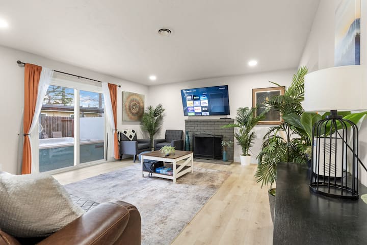 New- 3 Br Modern Backyard Oasis And Spa - Roseville