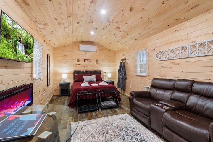 Seneca Hideaway - Romantic Getaway Cabin - Geneva, NY