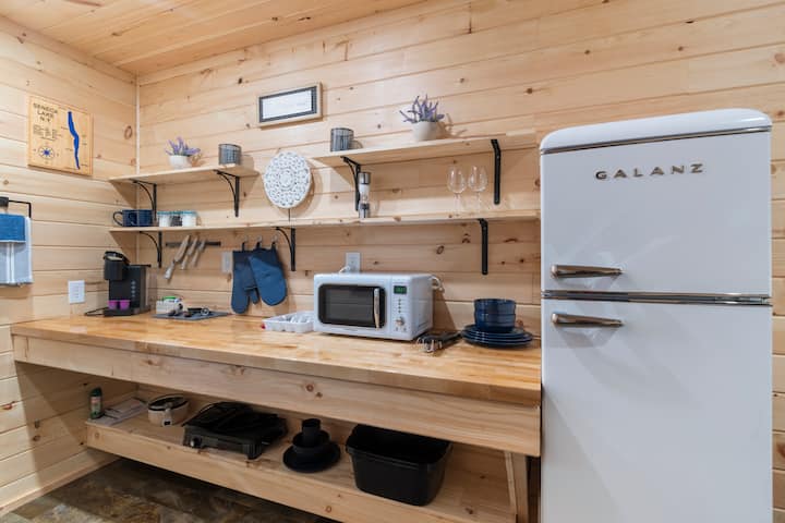 Seneca Hideaway - Romantic Getaway Cabin - Seneca Lake, NY