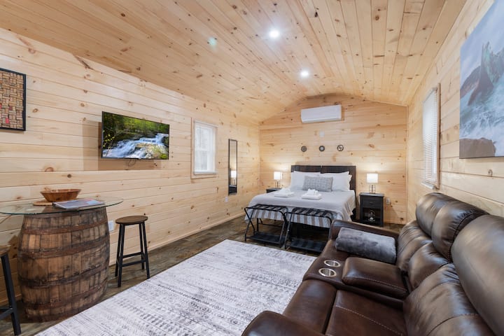 Seneca Hideaway - Sunken Vessel Cabin - Geneva, NY