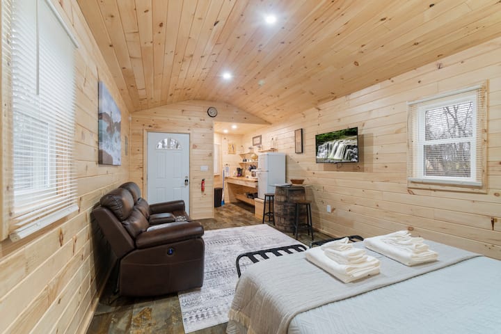 Seneca Hideaway - Sunken Vessel Cabin - Geneva, NY