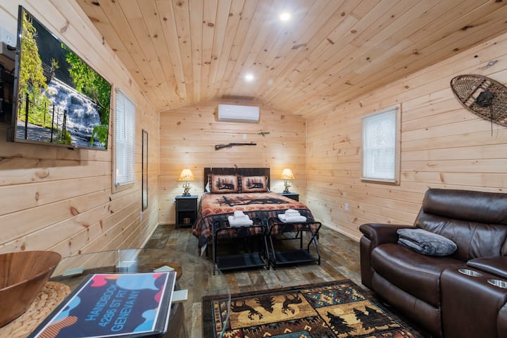 Seneca Hideaway - The Rustic Sportsman  Cabin - Geneva, NY