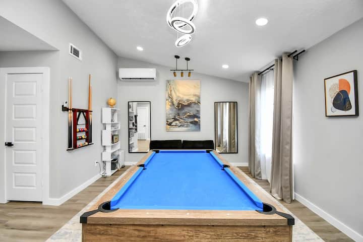 Near Houston Hot Spots: Private Theater & Hottub - Houston, TX