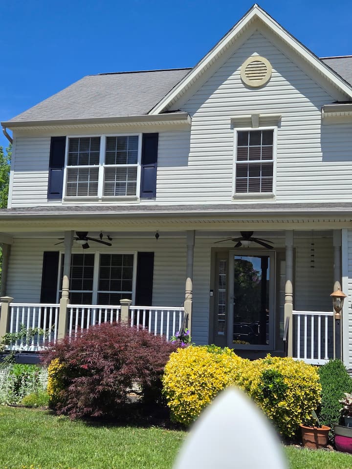 Congenial Travel Health Care Worker Host
3 Mos Min - Fredericksburg, VA