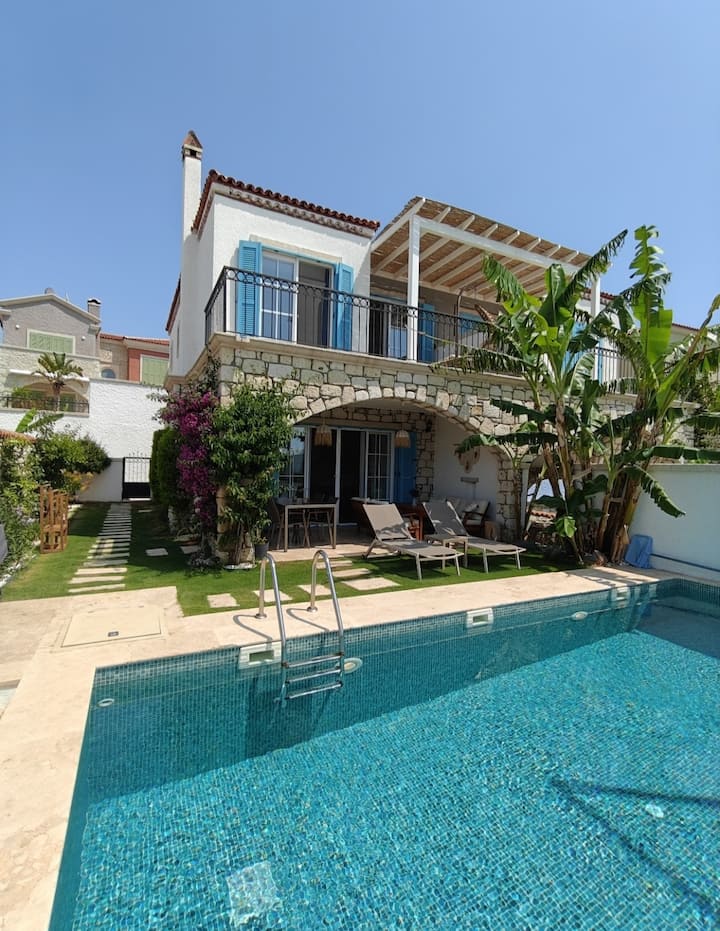 Havuzlu Taş Ev (@Villabirujayacesme) - Alaçatı