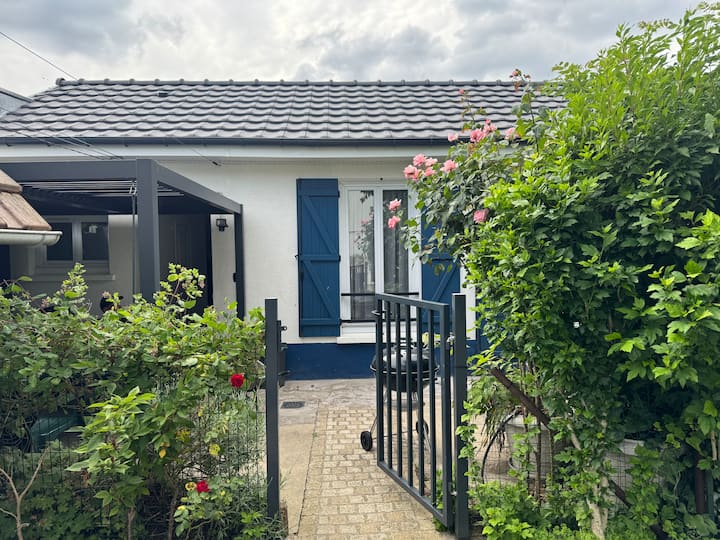 Jolie Petite Maison Indépendante Aux Volets Bleus - ibis budget Marne la Vallée Pontault Combault