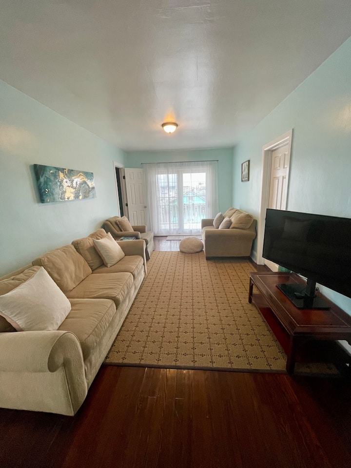 Driveway, Balcony, & 1.5 Bathrooms - Stone Harbor, NJ