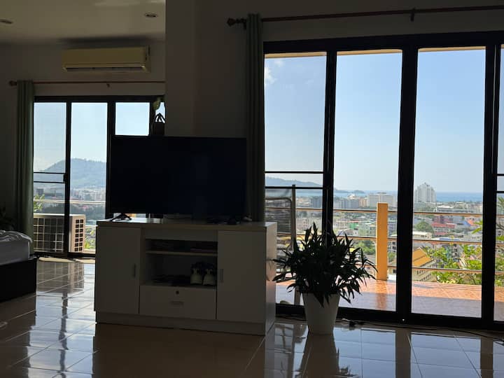 Панорамным вид на город и тропические холмы - Patong Beach