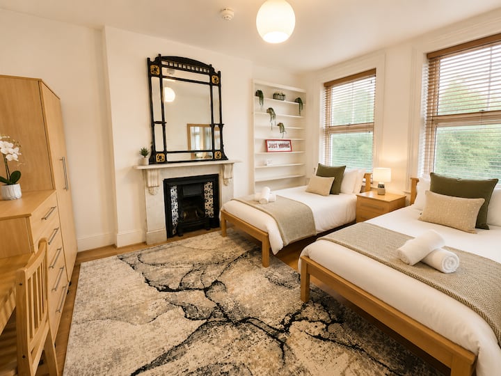Large Home With Rooftop Near King's Cross Station - London