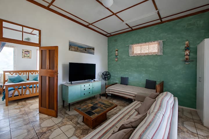 Ocean‑view Cottage – Pet‑friendly + Fenced Garden - Port Shepstone