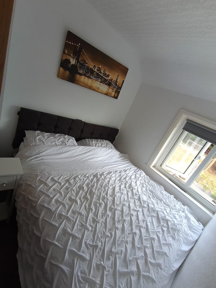 City Haven 2: Double Room Parking Nearby Excellent -