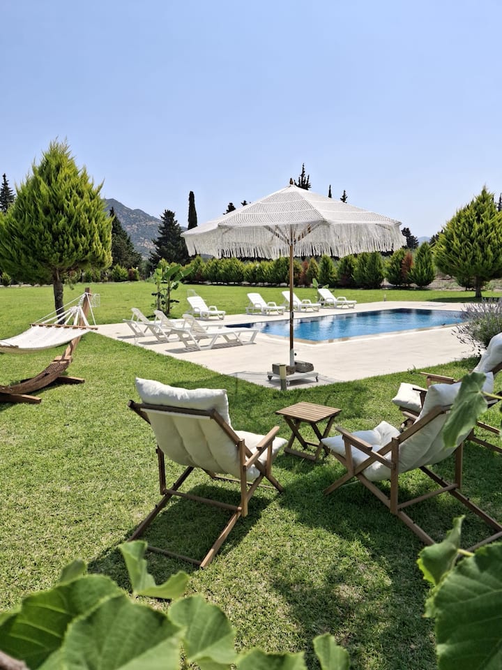 Private Pool Villa In A 3000m² Garden | Sleeps 9 - Dikili