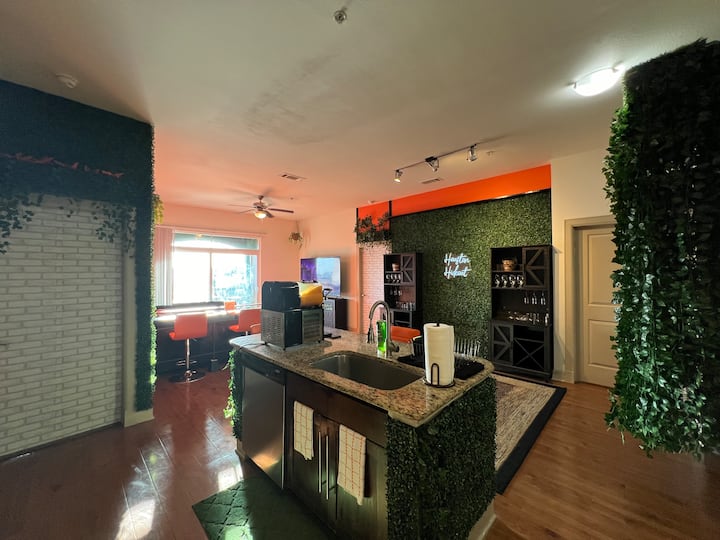 The Houston Hideout | Nrg | Med-center - South Park - Houston